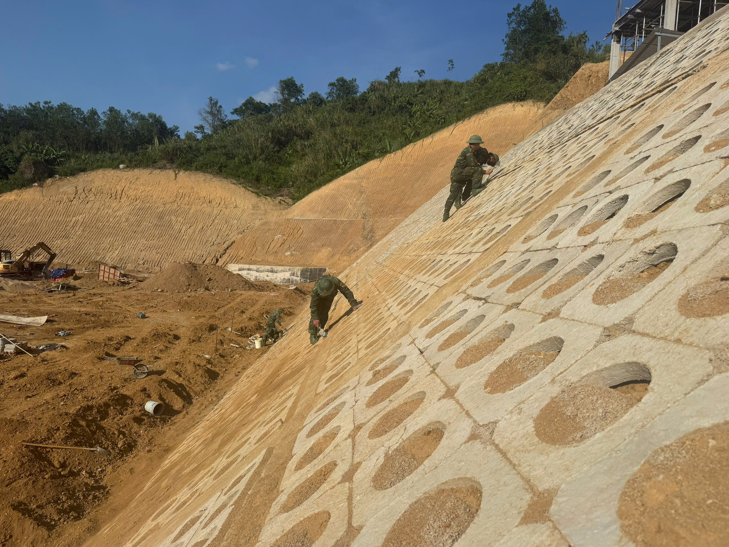 Soldiers of Military Region 5 are working day and night to build a ...
