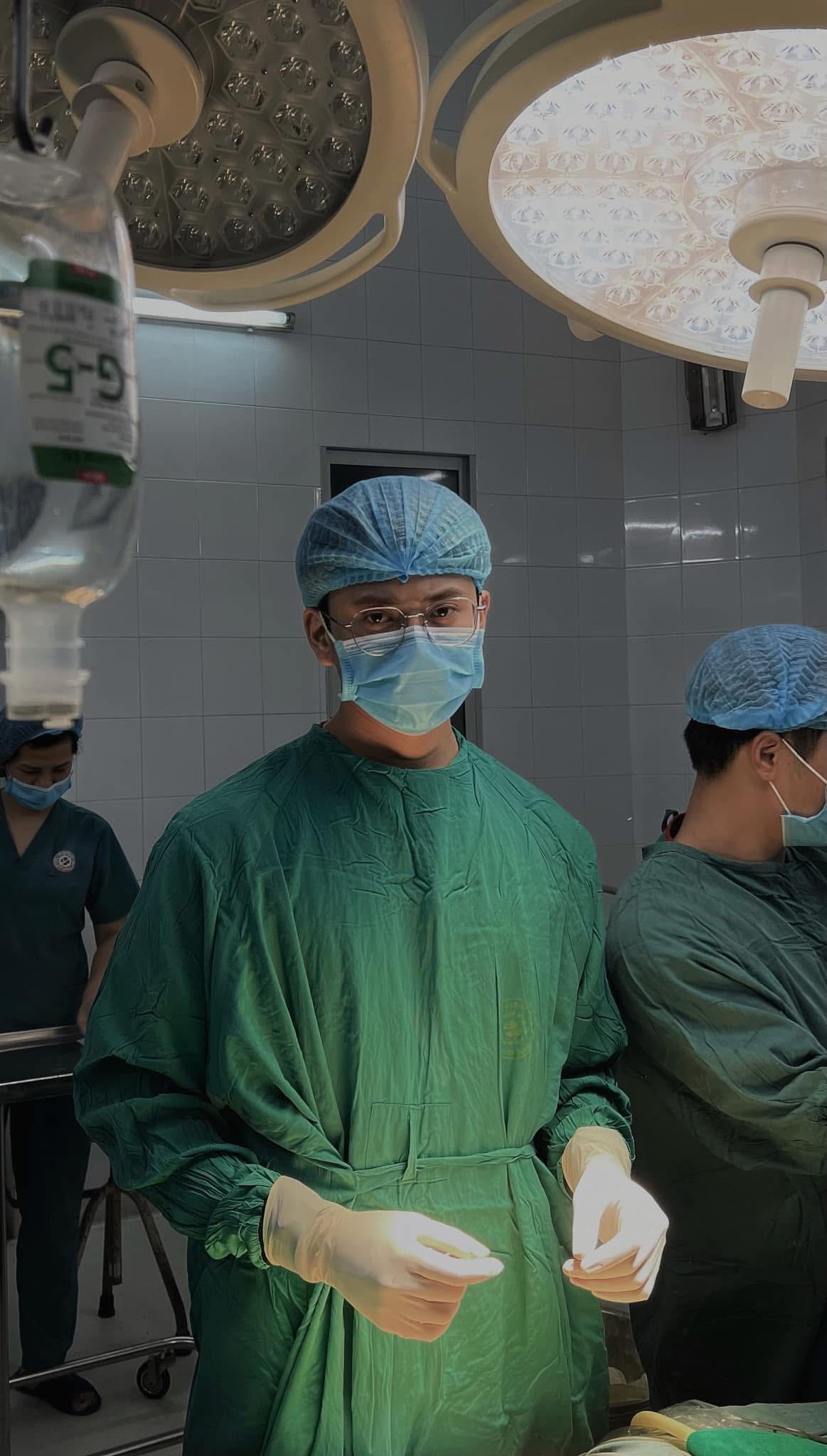 Chân dung thật của 'bác sĩ che kín mặt vẫn đẹp trai' trên trang Thông ...