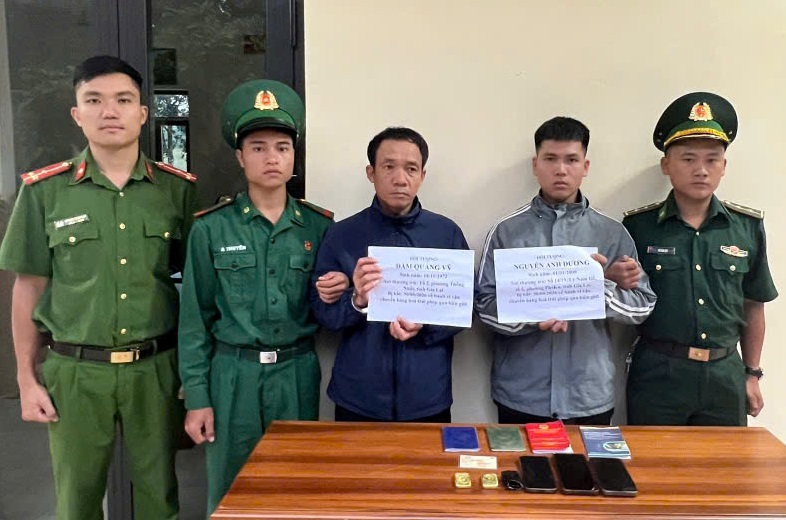 Bắt quả tang tài xế, phụ xe vận chuyển hơn nửa kg vàng qua biên giới ...