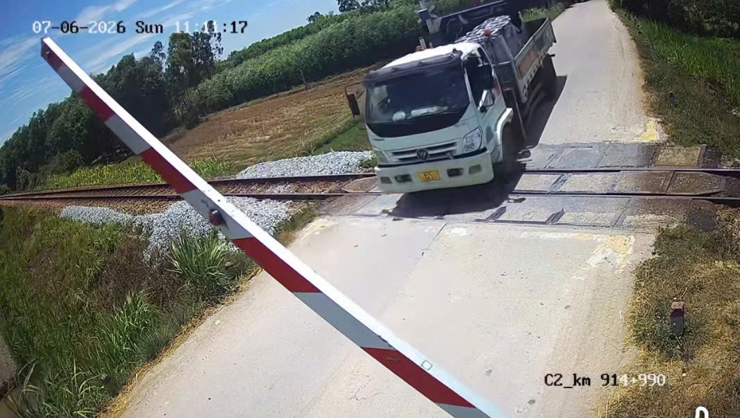 Tài xế cố tình vượt rào chắn đường sắt ở Quảng Ngãi bị phạt hơn 41 ...