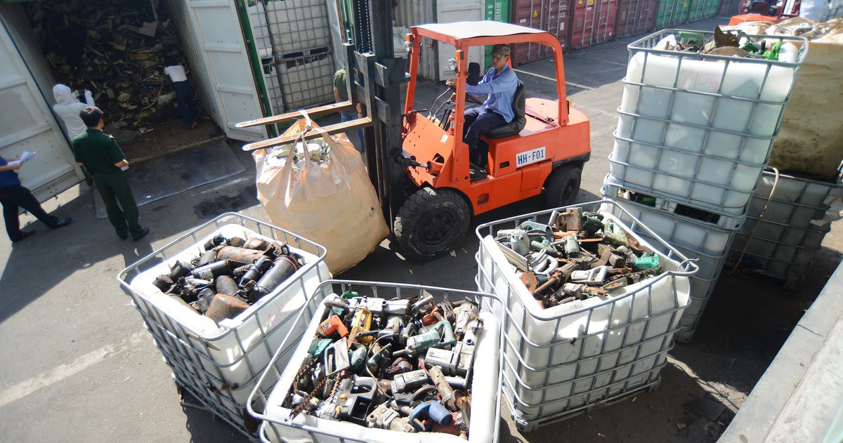 Kinh hoàng với 20 container rác điện tử về cảng Sài Gòn - Tuổi Trẻ Online