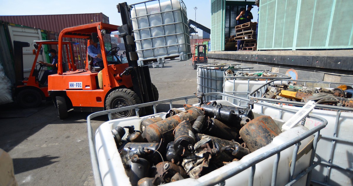 Kinh hoàng 20 container rác điện tử ở cảng Sài Gòn - Tuổi Trẻ Online