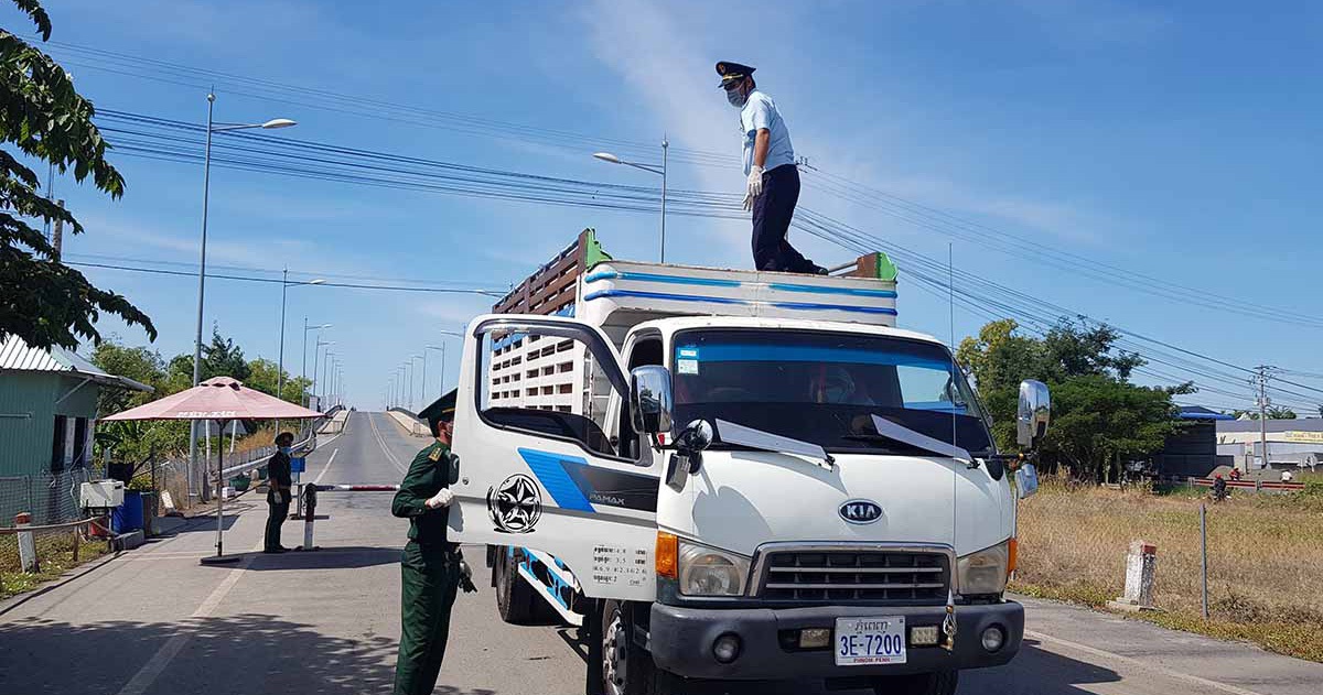 COVID-19 đè nặng vùng biên - Tuổi Trẻ Online