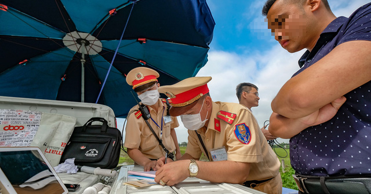 Ngày đầu CSGT kiểm tra xe dù không có dấu hiệu vi phạm ở TP.HCM, Hà Nội ...