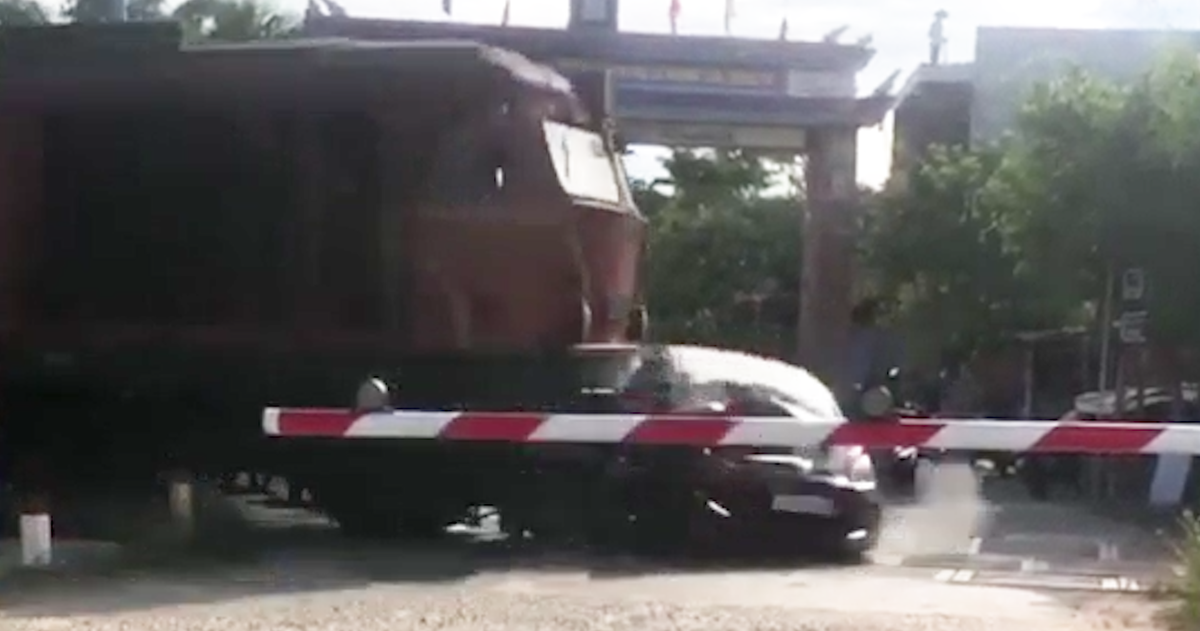 Video: Ôtô bị tàu hỏa đâm văng khỏi đường ray ở Quảng Nam - Tuổi trẻ Online
