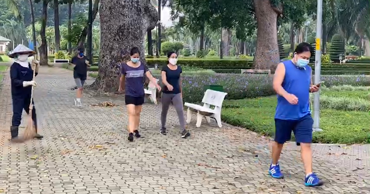 Video: Người dân đến công viên tập thể dục đều đeo khẩu trang, giữ ...