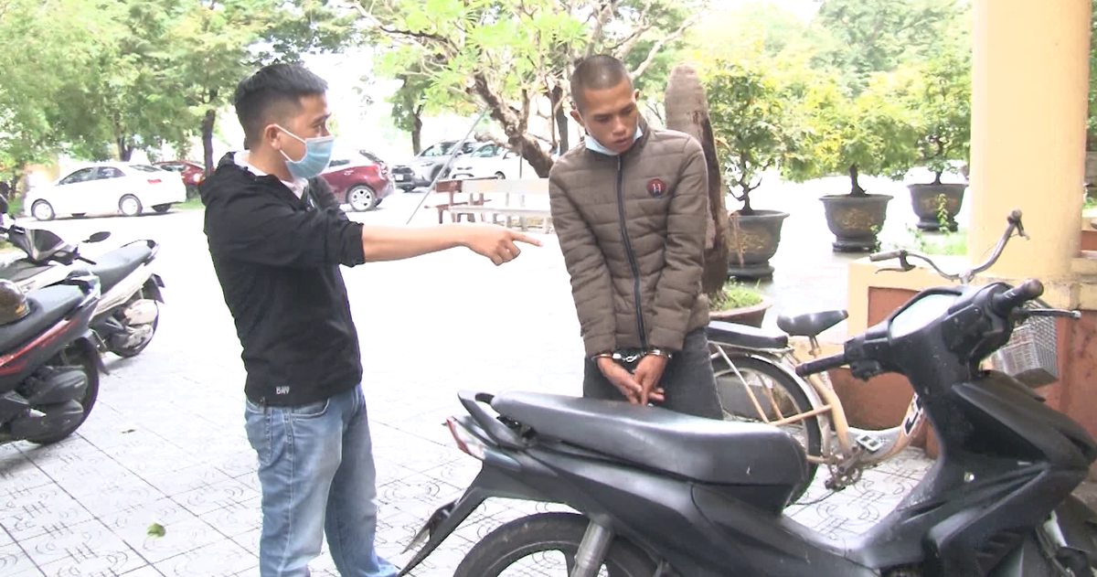Video: Bắt nghi phạm trộm xe máy rồi thay đổi màu sơn từ đỏ sang đen ...