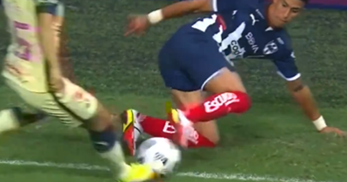 Trượt ngã, cầu thủ vẫn có pha 'xâu kim tuyệt đỉnh' gây sốt với 4 triệu ...