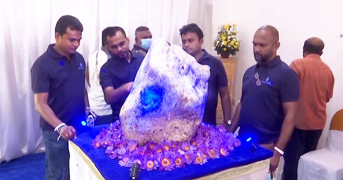 Video: Hòn đá sapphire xanh lớn nhất thế giới hơn 310kg - Tuổi trẻ Online