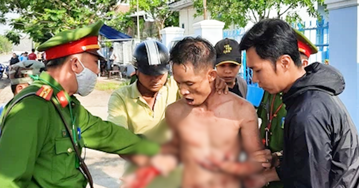 Video: Khống chế người có biểu hiện ‘ngáo đá’ cầm dao tự cắt tay mình ...