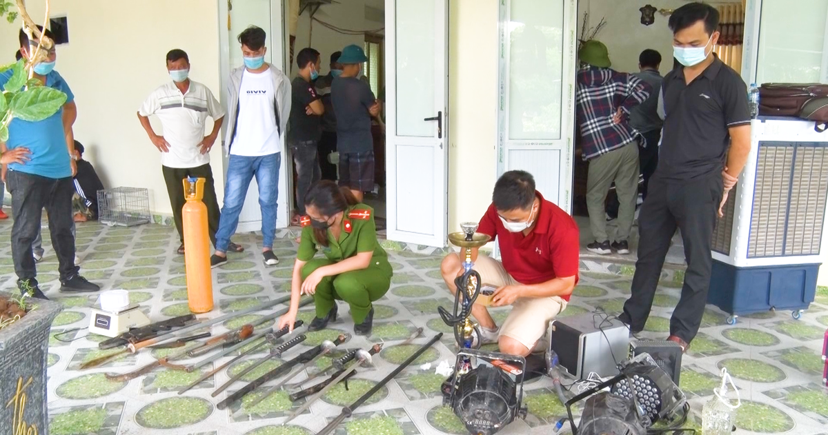 Video: Lắp camera, trang bị nhiều hung khí, biến nhà riêng thành nơi ...