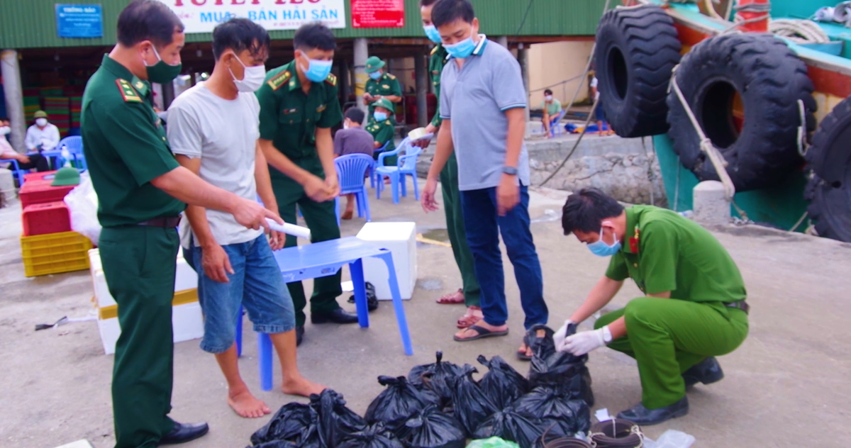 Video: Tàu cá giấu trong 'vách bí mật' 45kg thuốc nổ - Tuổi trẻ Online