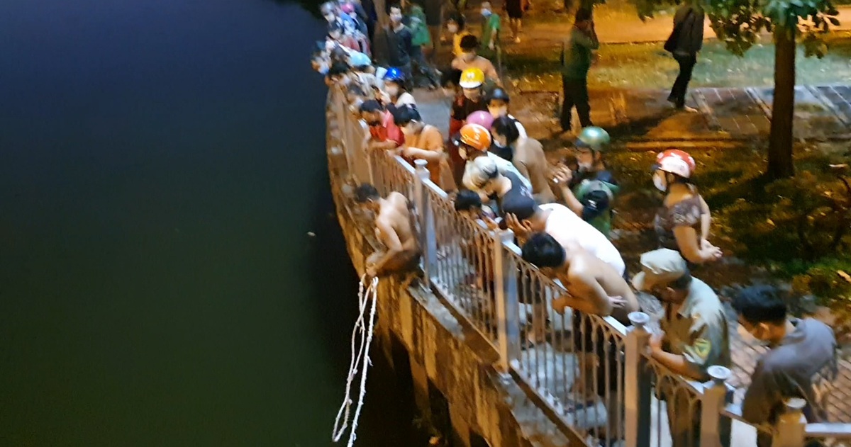 Video: Phát hiện xác chết trên kênh Nhiêu Lộc - Tuổi Trẻ Online