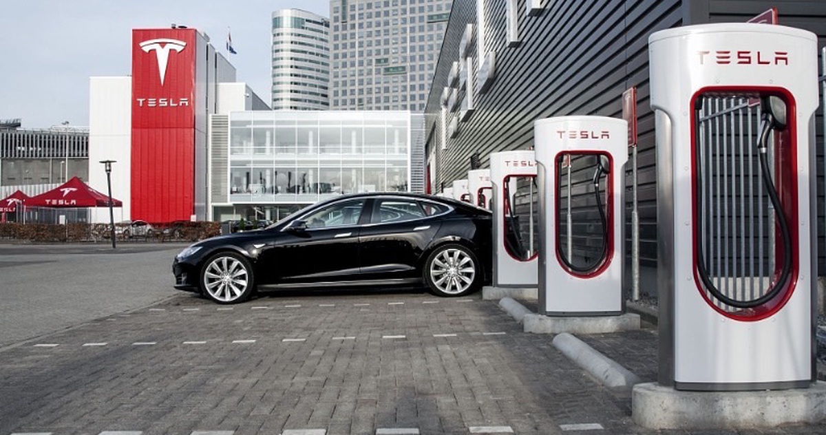 Tesla mở trạm sạc xe điện miễn phí cho vùng bị ảnh hưởng của cuộc khủng ...