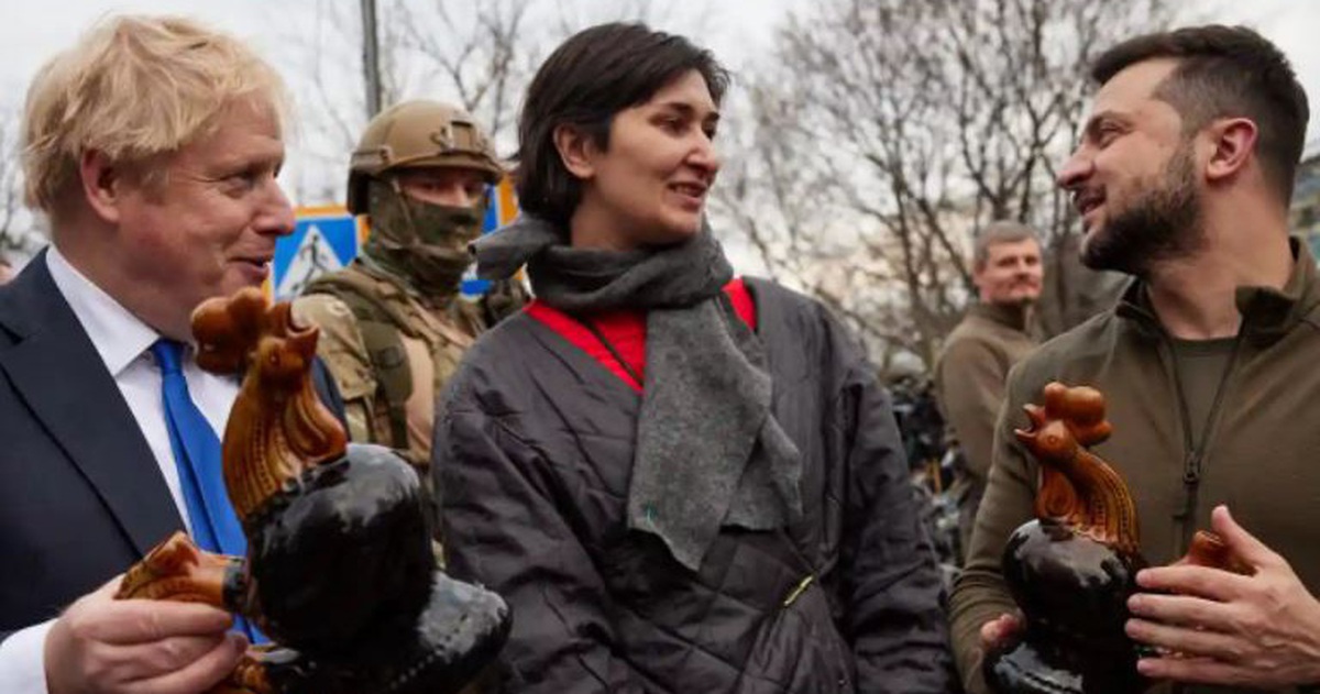 Ý nghĩa con gà bằng gốm được người dân tặng thủ tướng Anh trên đường ...