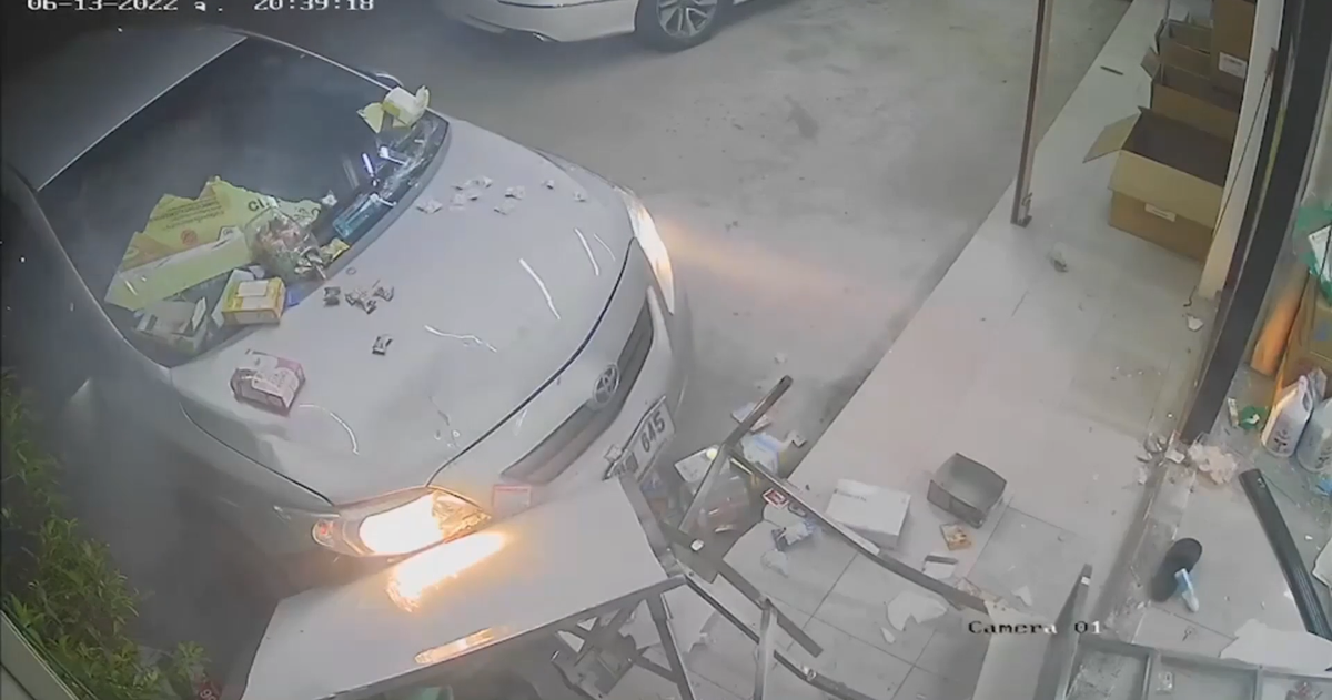 Video: Ô tô chui vào tiệm thuốc tây, ủi sập nhiều đồ đạc - Tuổi Trẻ Online