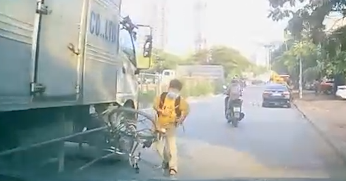 Video: Bé trai đi xe đạp suýt gặp nạn, cảnh báo nguy hiểm do đi vào ...