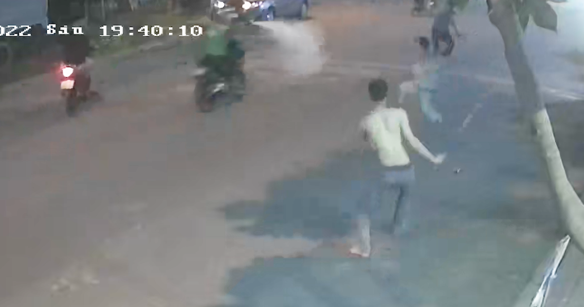 Video: Bị truy đuổi, 2 thanh niên trộm xe máy rút dao, xịt hơi cay ...