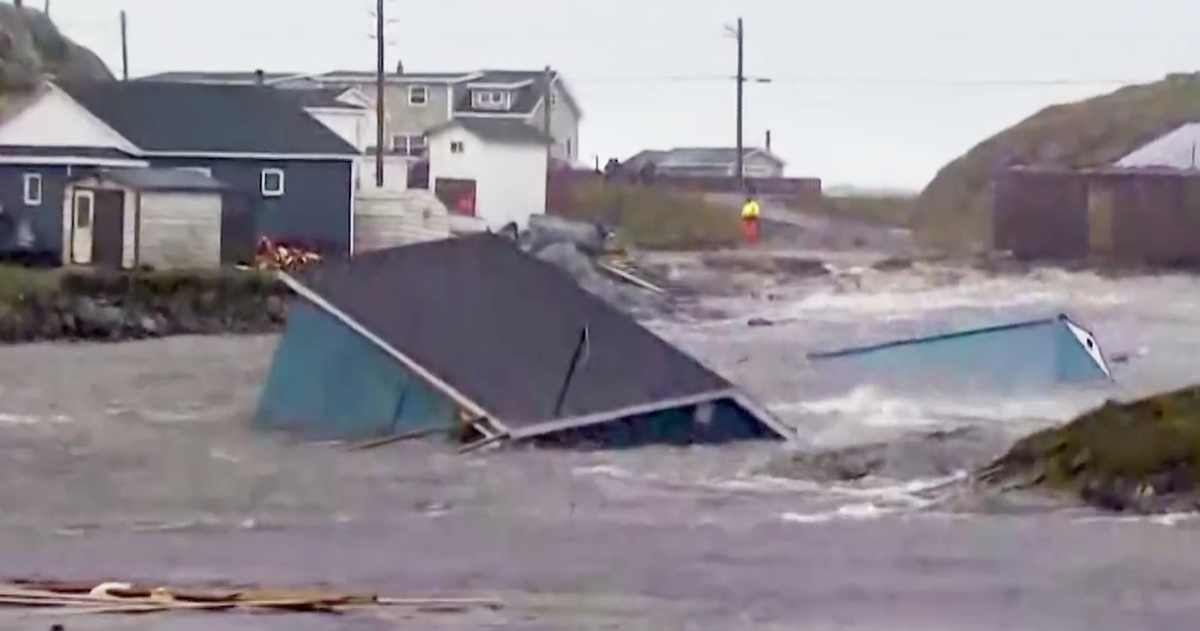 Video: Bão Fiona cuốn trôi nhiều căn nhà cùng ô tô, xe tải ở Canada ...