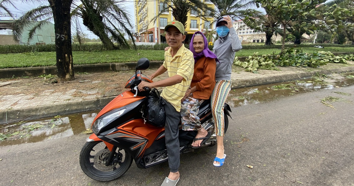 Bão tan, người dân Hội An đi sơ tán trở về: 'Giờ ổn rồi, tai qua nạn ...