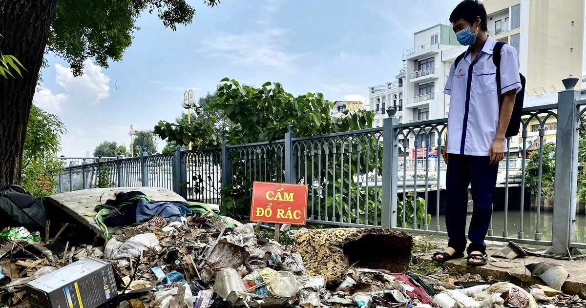 Đủ thứ rác thải tràn lan, gây ô nhiễm dọc kênh Nhiêu Lộc - Thị Nghè ...