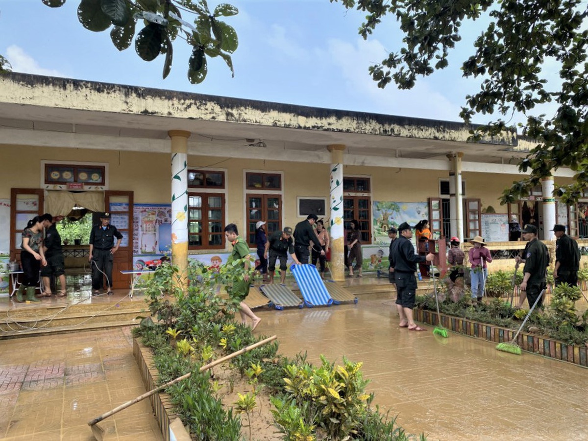 Hà Tĩnh: Công an gấp rút giúp dân dọn dẹp bùn đất - Tuổi Trẻ Online