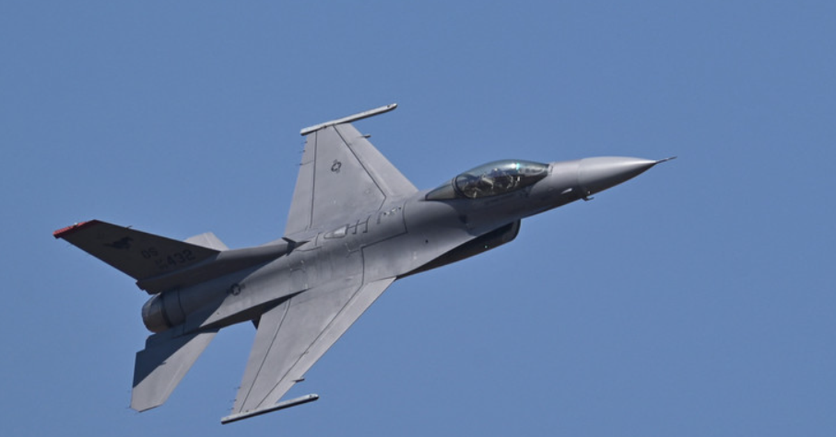 Phi công Ukraine kể trải nghiệm lái tiêm kích F-16 của Mỹ - Tuổi Trẻ Online