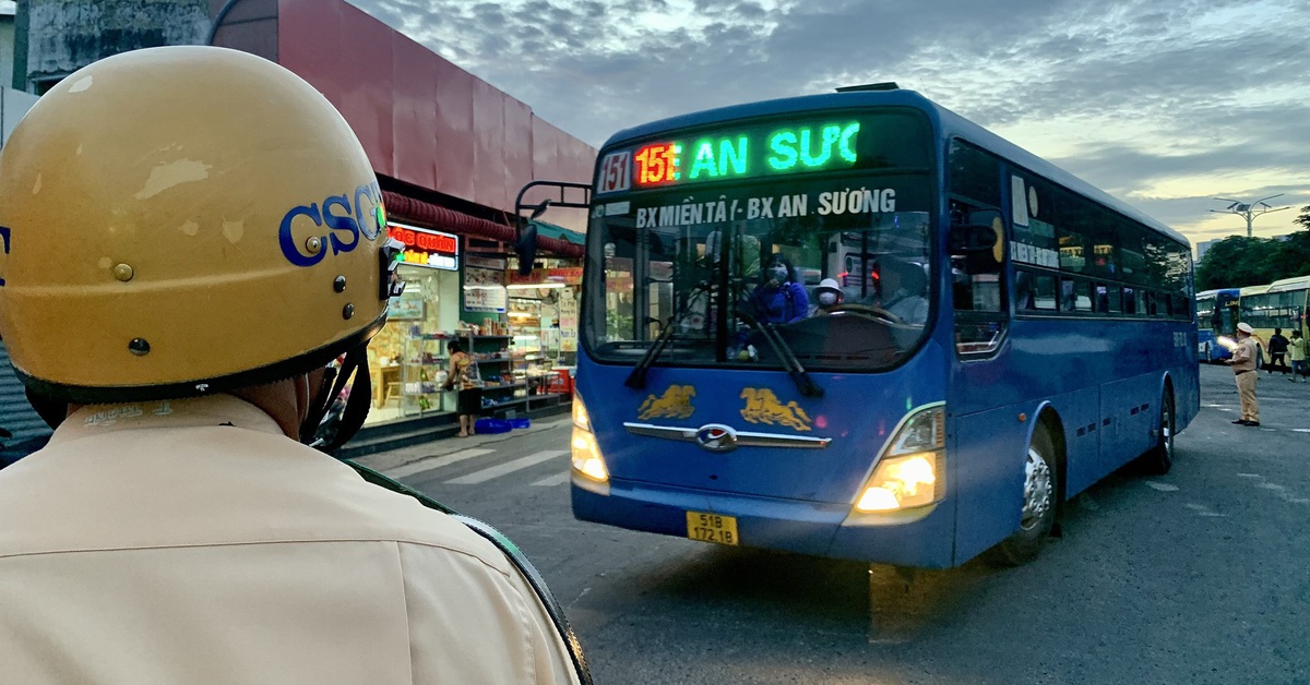 Xe buýt chuẩn bị xuất bến, phát hiện tài xế vi phạm nồng độ cồn - Tuổi ...