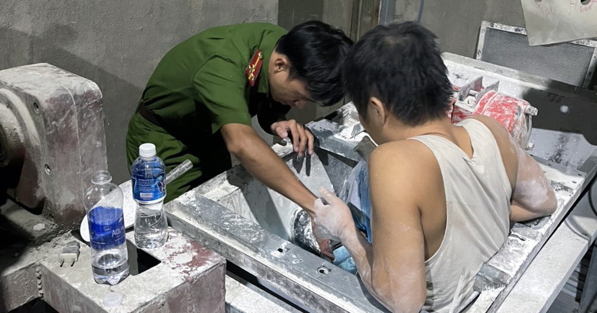 Giải cứu công nhân kẹt sâu chân trái trong máy trộn bột xi măng - Tuổi ...