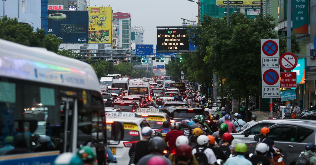 Dòng xe ken đặc tại 6 điểm ùn tắc mới ở TP.HCM - Tuổi Trẻ Online