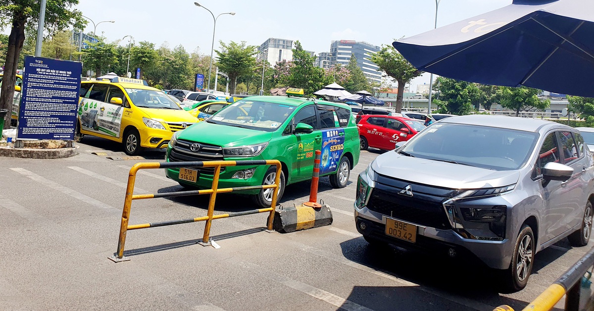 Yêu cầu TCP tạm ngưng thay đổi thu phí xe tại Tân Sơn Nhất - Tuổi Trẻ ...