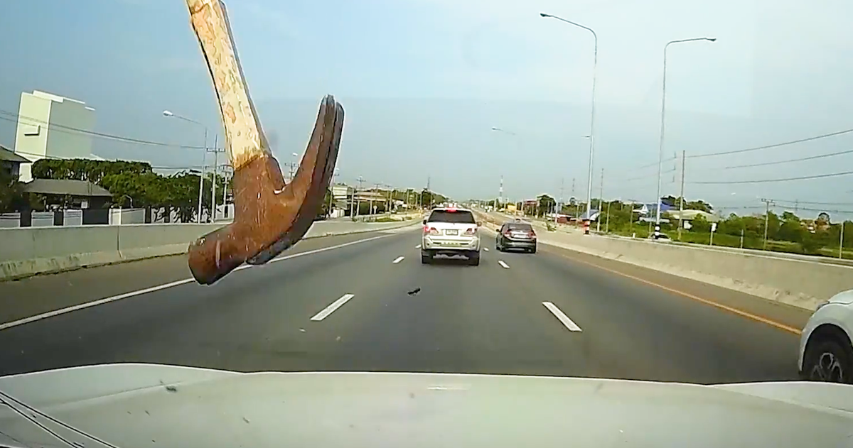 Video: Cây búa bay thẳng vào kính lái khi ô tô đang chạy trên cao tốc ...