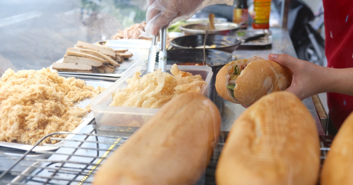 Những con đường san sát bánh mì ở Sài Gòn - Tuổi Trẻ Online