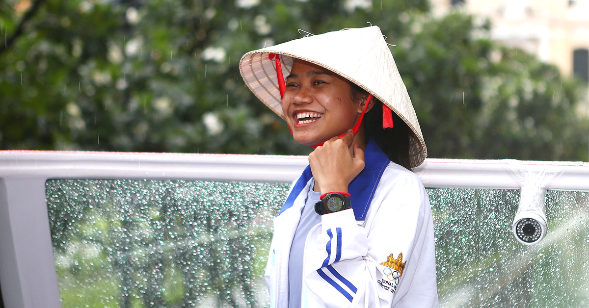 "VĐV khóc trong mưa" Bou Samnang dạo chơi Sài Gòn trong mưa - Tuổi Trẻ Online