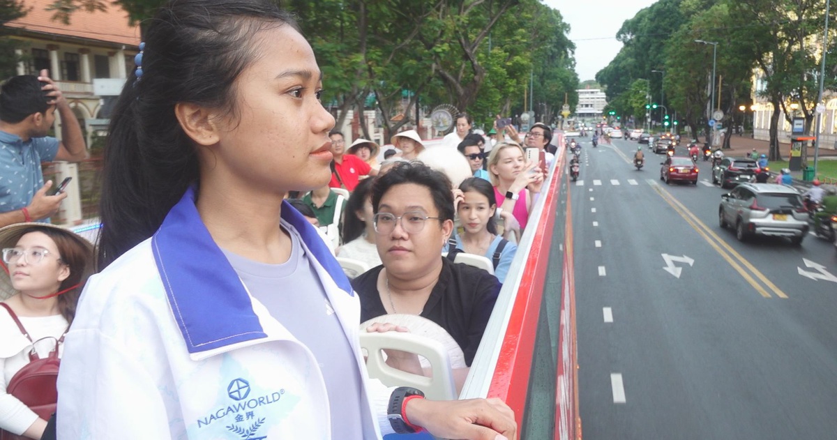 Bou Samnang ngồi trên xe buýt hai tầng, ngắm nhìn Sài Gòn trong mưa - Tuổi Trẻ Online