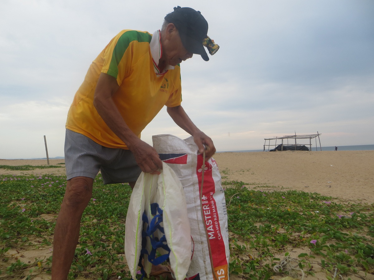 Ông già nhặt rác trên bãi biển - Tuổi Trẻ Online