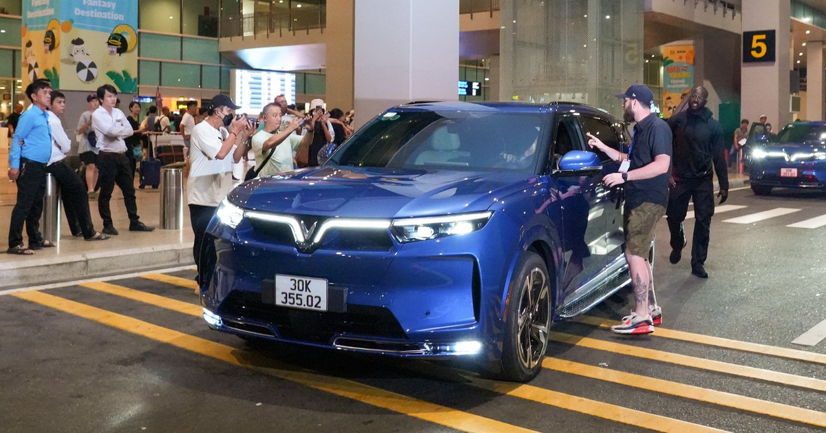 Dàn xe điện hạng sang đón 'siêu sao tỉ view' Charlie Puth - Tuổi Trẻ Online