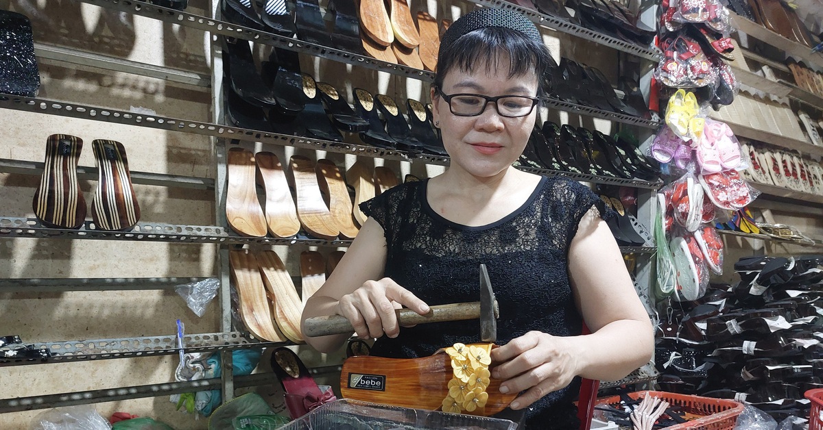 Người phụ nữ 30 năm giữ nghề làm guốc mộc - Tuổi Trẻ Online