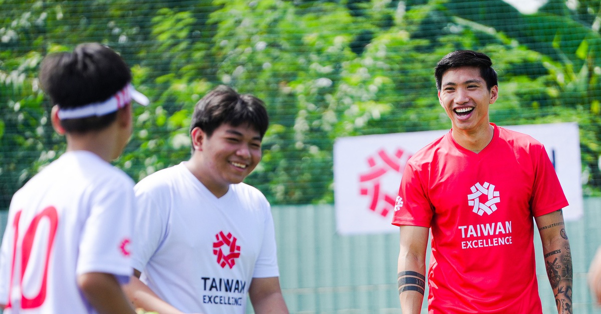 Đoàn Văn Hậu giao lưu, dạy trẻ em có hoàn cảnh khó khăn đá bóng - Tuổi ...