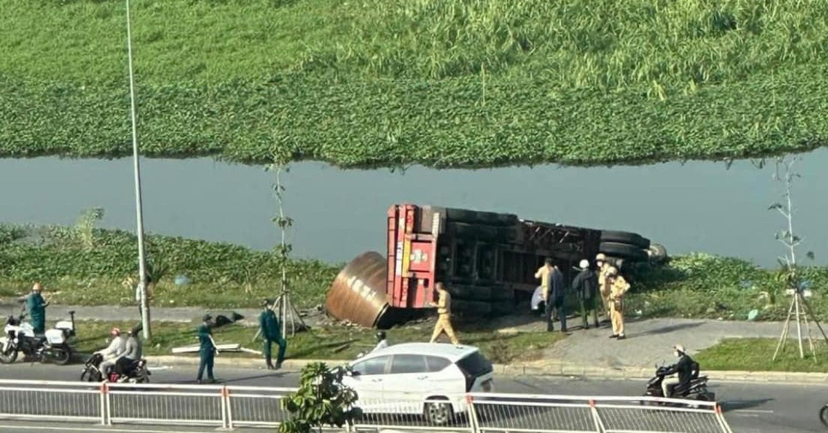 Xe container chở cuộn thép ủi văng dải phân cách, lao xuống hồ nước ven ...