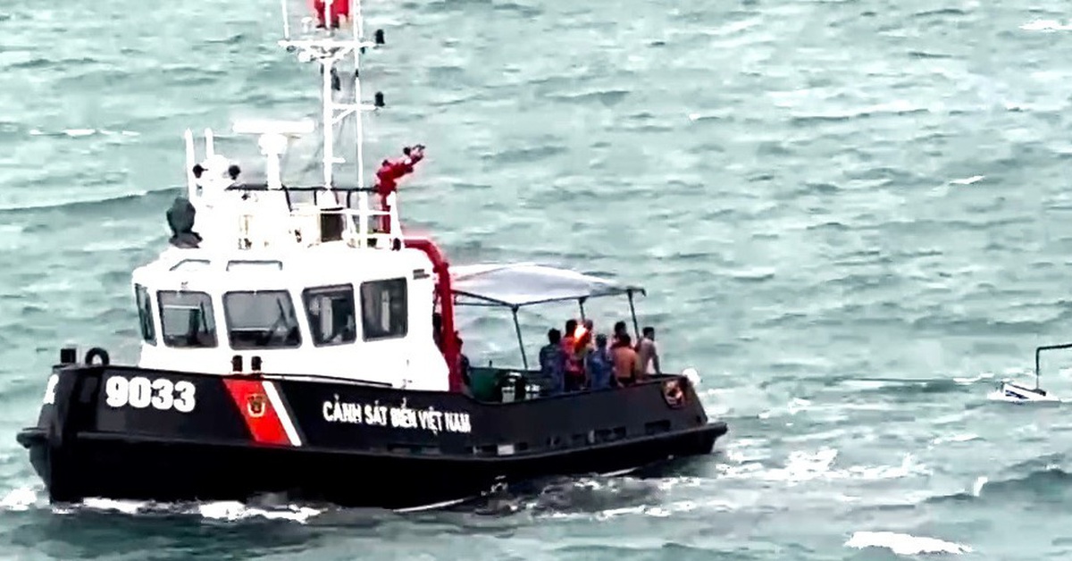 Ra biển câu cá chơi bị sóng đánh lật xuồng, 3 cần thủ may mắn được cứu ...