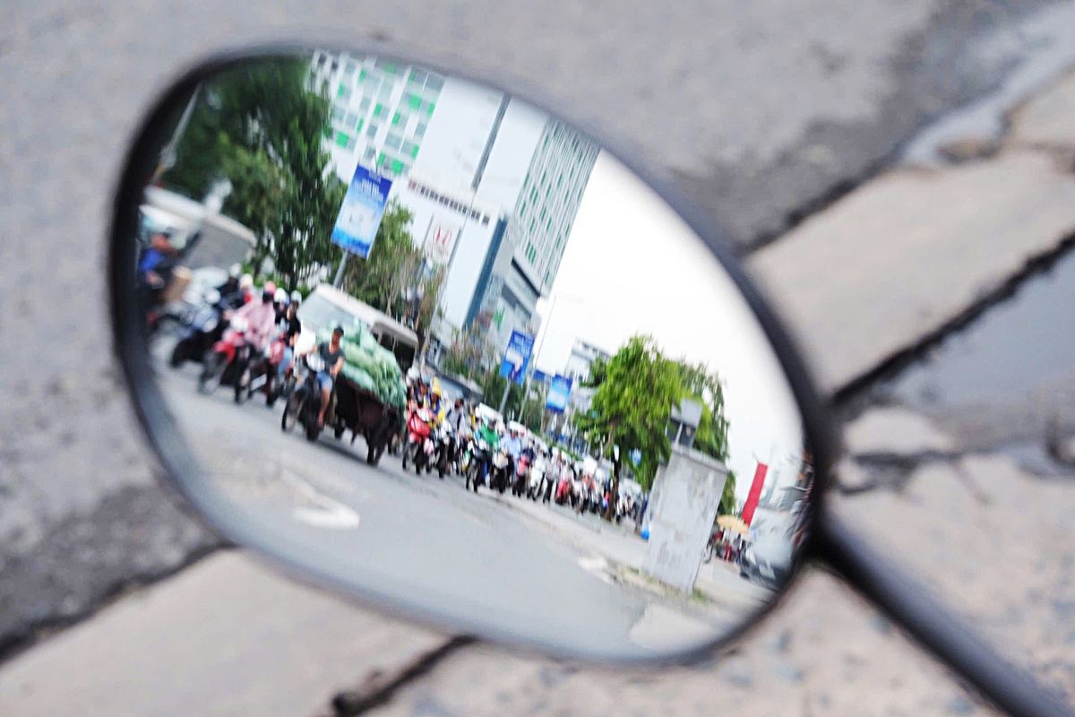 Coi thường kính chiếu hậu - Tuổi Trẻ Online