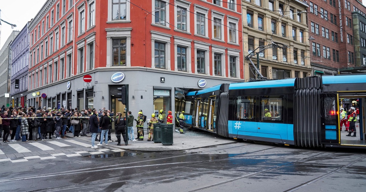 Tàu điện đâm thẳng vào cửa hàng bán đồ Apple - Tuổi Trẻ Online