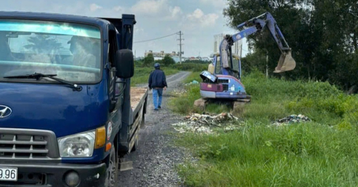 Huy động xe cuốc, xe tải dọn 'bãi rác công cộng' ven đường ở quận 12 ...