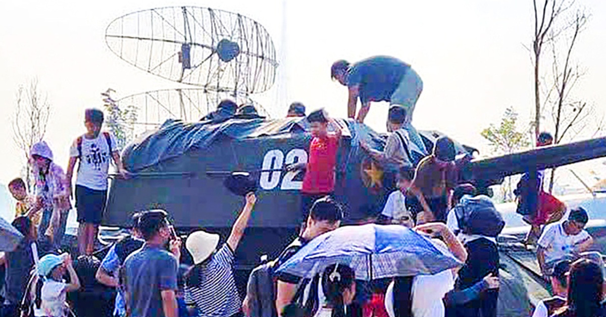 Phản cảm leo lên xe tăng, súng, pháo ở Bảo tàng Lịch sử quân sự Việt ...