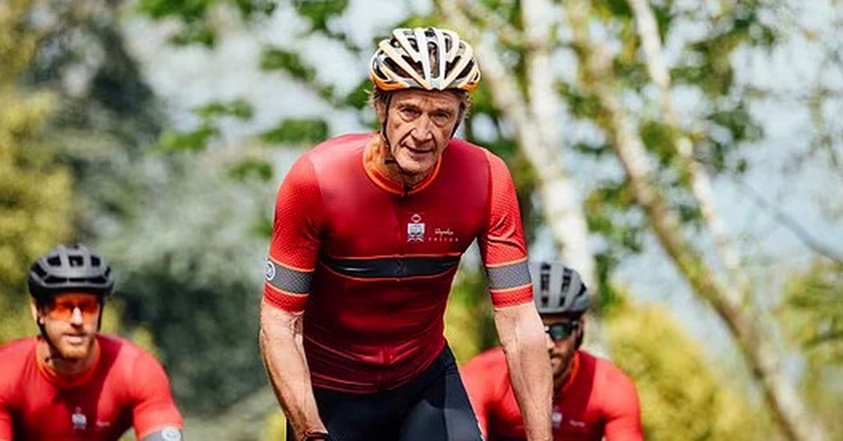 Tỉ phú Jim Ratcliffe hơn 70 tuổi vẫn chạy marathon, đạp xe, chèo thuyền ...
