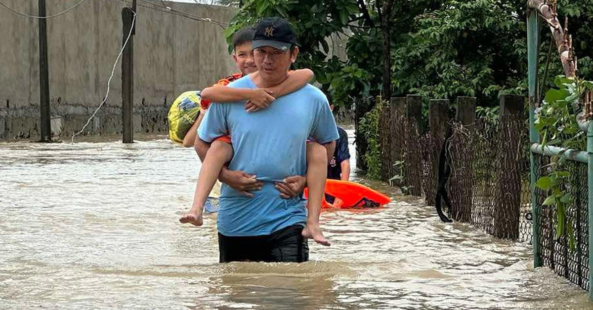 Lũ trên sông Trà Câu lên nhanh, người dân hối hả chạy lũ - Tuổi Trẻ Online