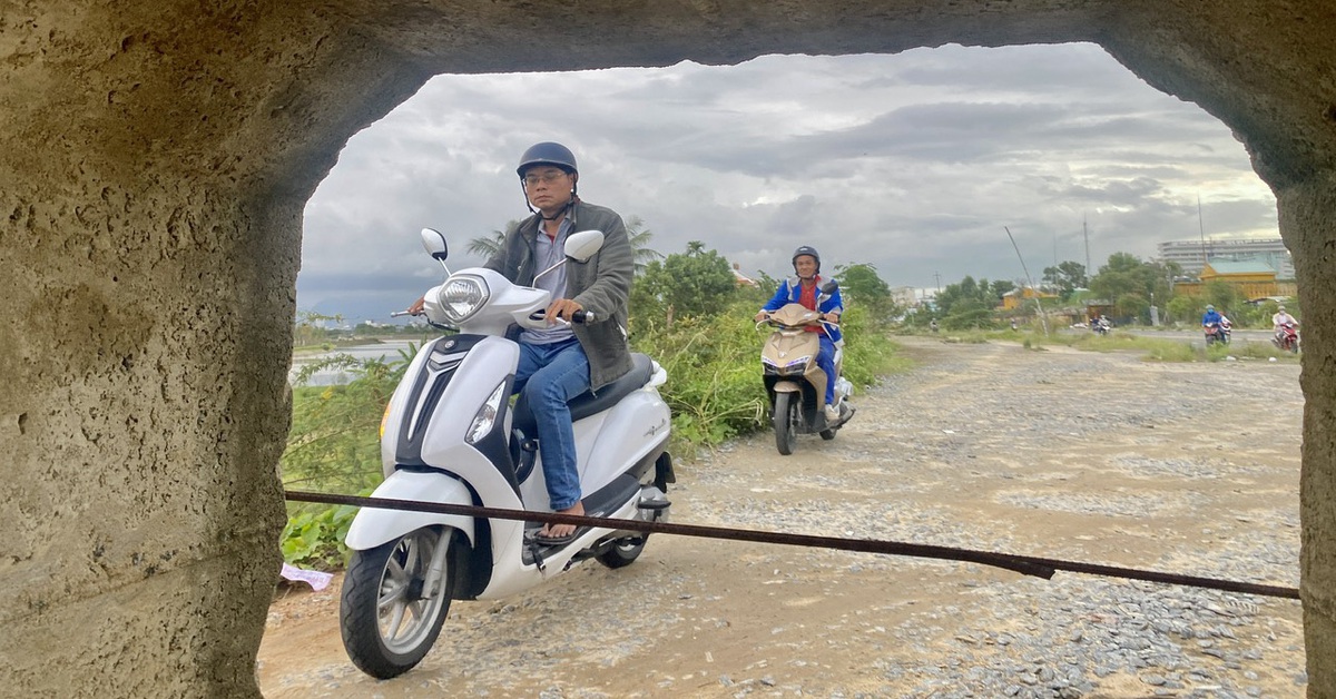 Người xe chen nhau 'xé rào' trên đường ven sông chưa thông ở Đà Nẵng ...