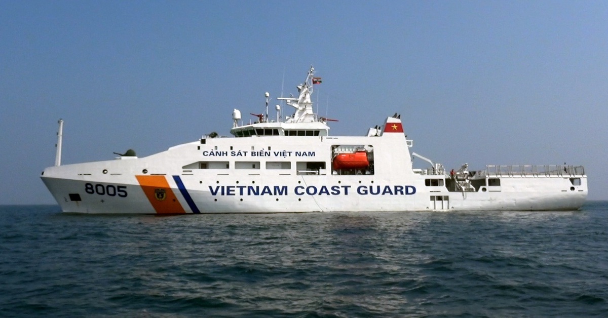 Ngư dân và cảnh sát biển Việt Nam cứu 5 người nước ngoài gặp nạn trên ...