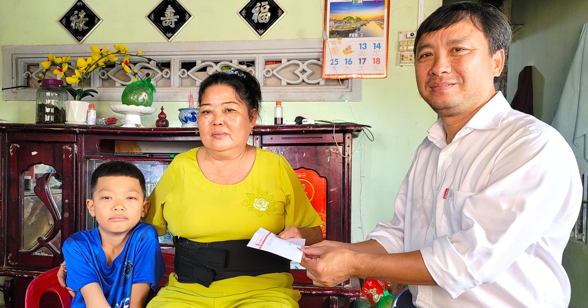 Nhiều người chung tay giúp đỡ cậu bé đạp xe từ Phú Yên vào Bình Dương ...